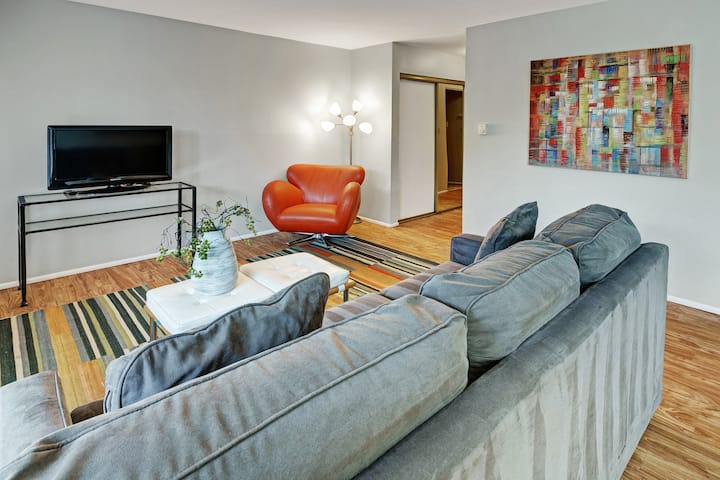Well Appointed Monthly Rental In Great Location - Seattle, WA