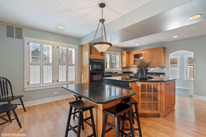 Downtown Naperville 4.5 Bedroom Farmhouse - Naperville, IL