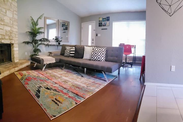 North Austin Hip Duplex- Huge Home, Private Bakyrd - Great Hills - Austin