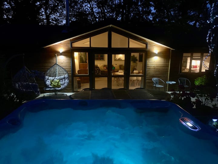 Chalet With Hot Tub On The Edge Of The New Forest - 