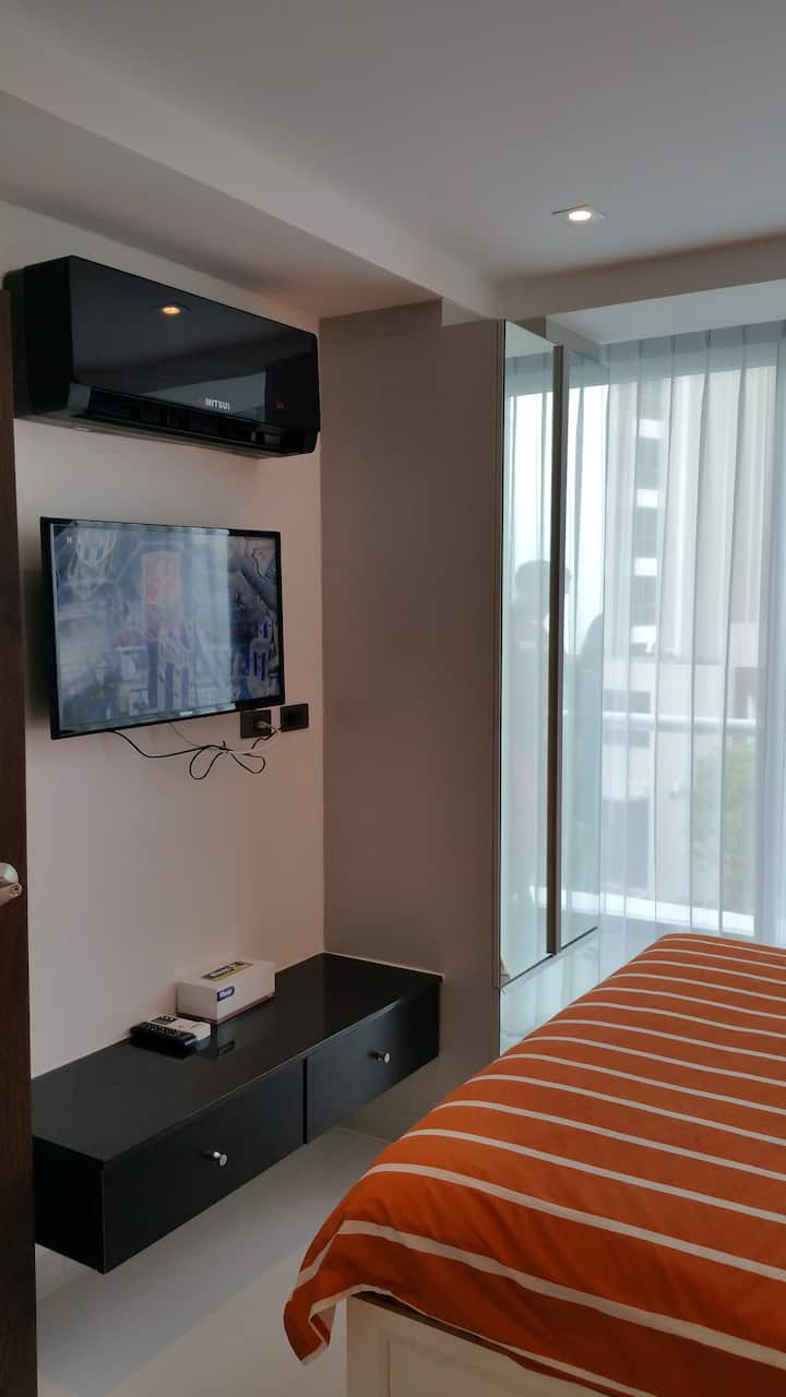 Sea View Penthouse In Wong Amat - Pattaya