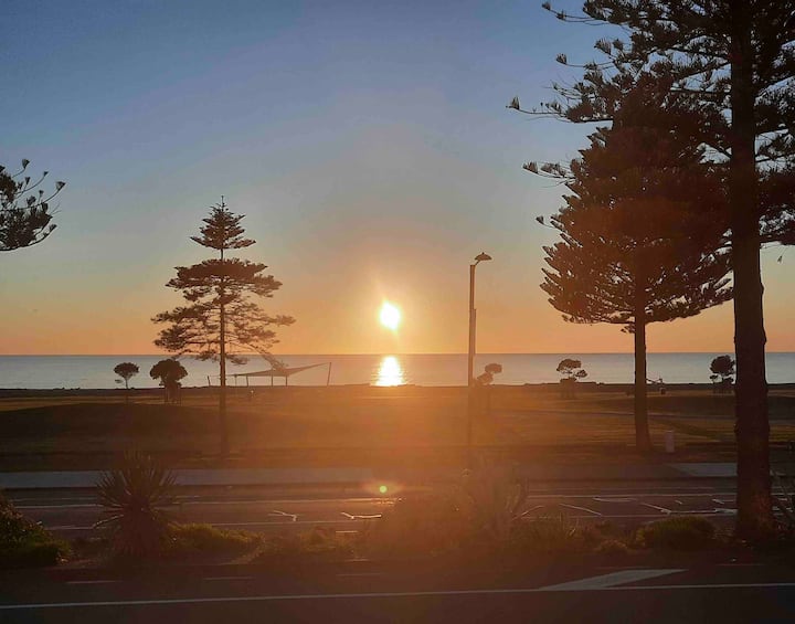Marine Parade, Stunning Ocean View - 內皮爾