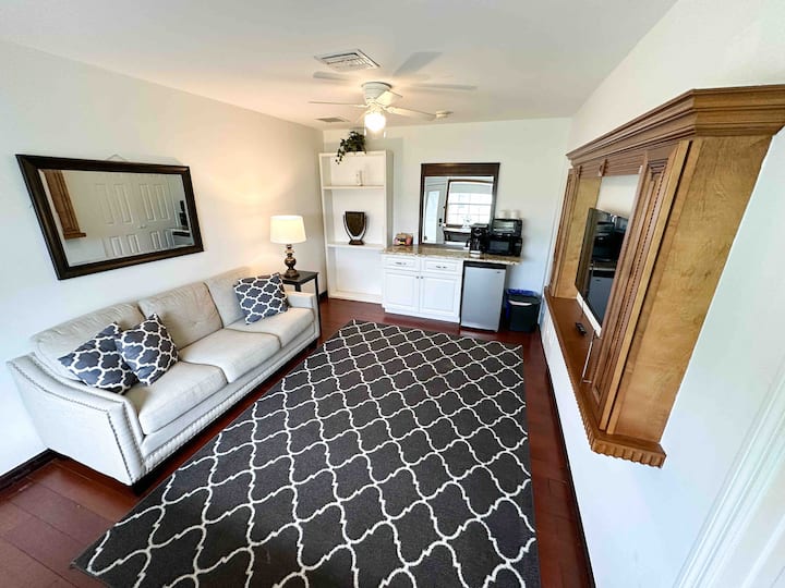Delightful Luxury Suite In The Heart Of Fort Myers - Fort Myers, FL