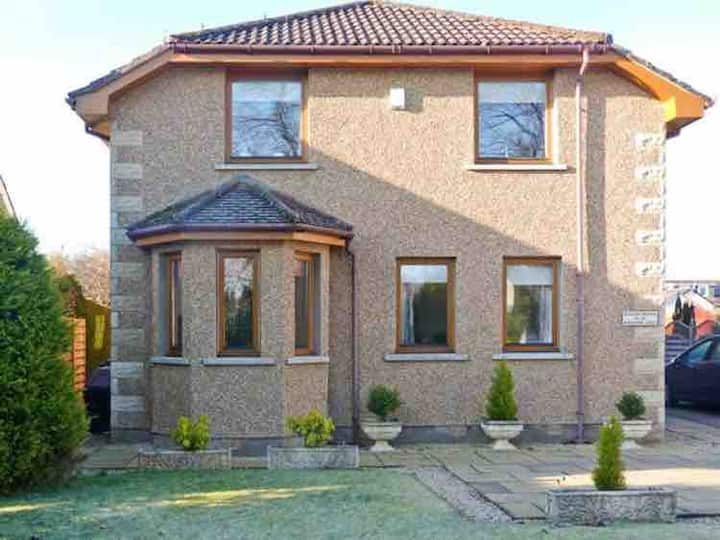 Spacious 2 Bedroom House With Garden  & Parking - Inverness