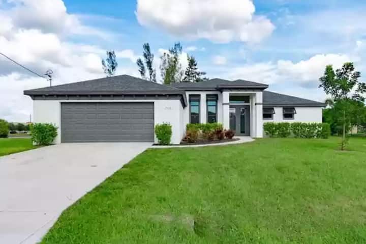 5 Star! Modern Spacious Getaway | Canal View - Cape Coral, FL