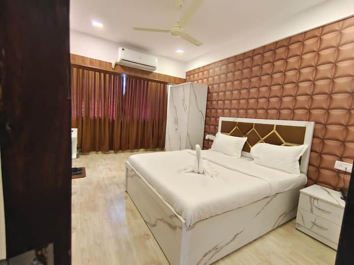 Astha Home -Fascinate Room In Kandivali East - Mumbai