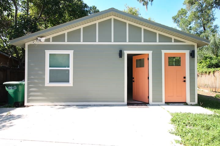 Brand New, Modern 1 Bedroom Guesthouse W/ Parking. - Tampa