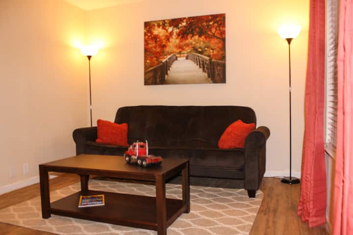Drop Your Bags & Kick Up Your Feet! Pvt. 1 Bd Apt - Odessa, TX