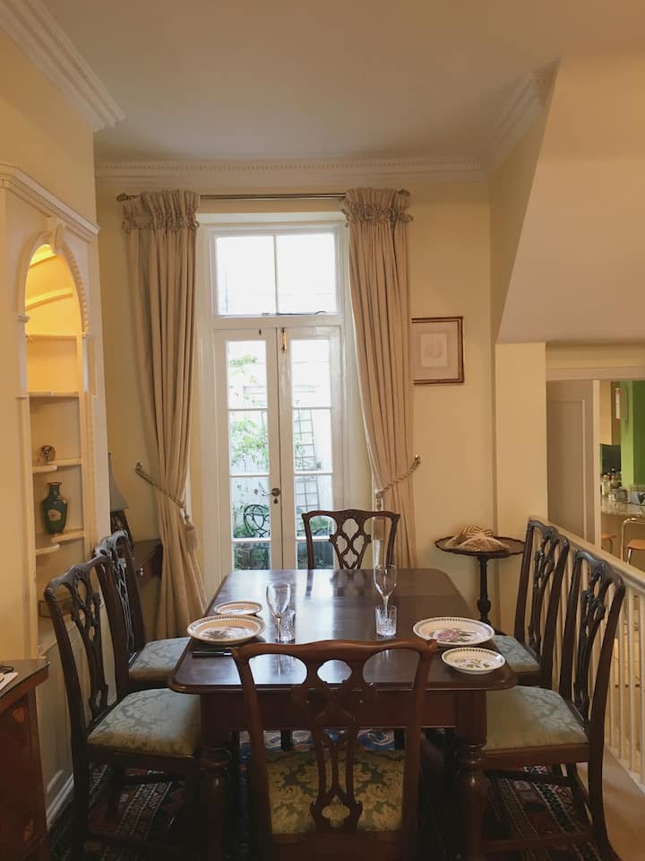 Beautiful Chelsea Townhouse In Tranquil Location - Central London