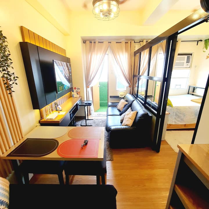 Cozy Furnished Penthouse + Wi-fi Netflix Gym Pool! - Las Piñas