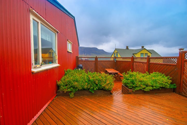 An Old Renewed Charming House, 3 (Or 5) Bedrooms. - Islandia