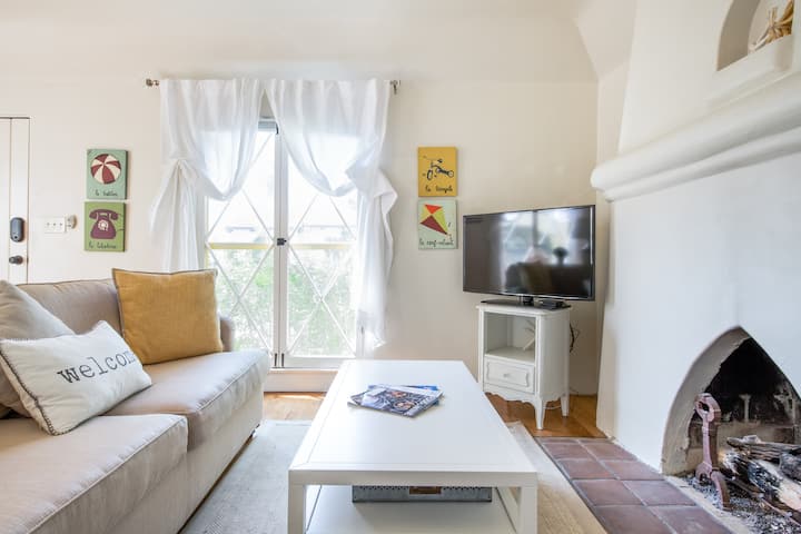 Charming Manzanita Yellow Cottage - Aliso Beach, Laguna Beach, CA