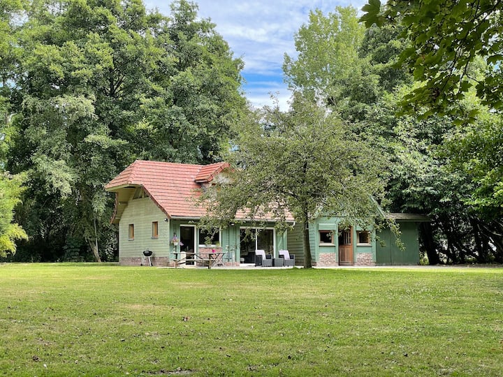 Chalet Sur Une Propriété Avec Rivière Et Chevaux - Eu