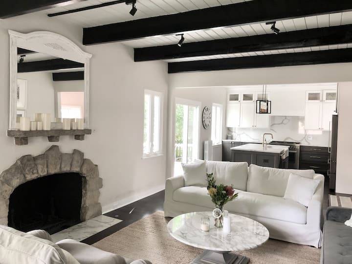 Fresh And Stylish Family Home Near Lake Michigan - Highland Park, IL