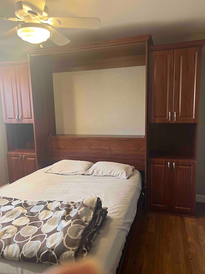 Cheerful 1 Bedroom With Shared-bath, Outdoor Pool - Sacramento, CA