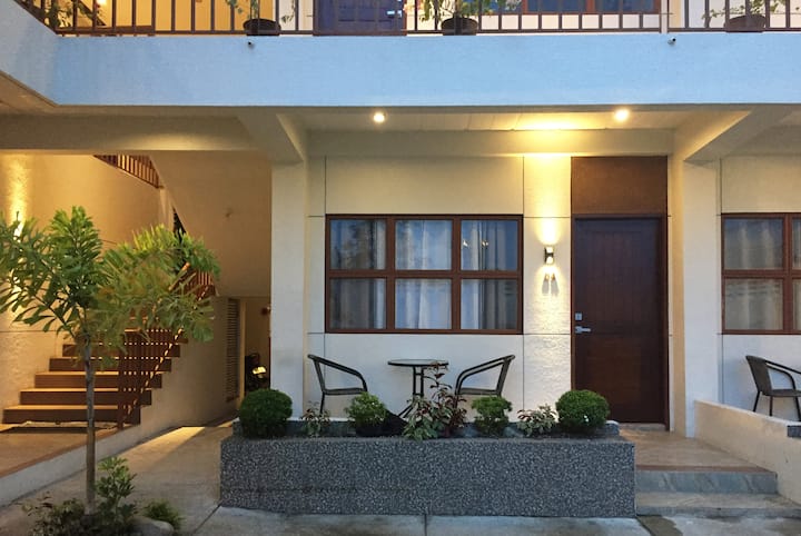 Studio 04: Clean & Modern Room W/ Porch & Parking - Palo