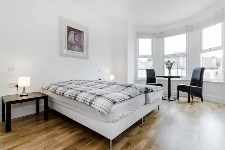 C Total Private  Studio Parking King Bed Bathroom - Cockfosters