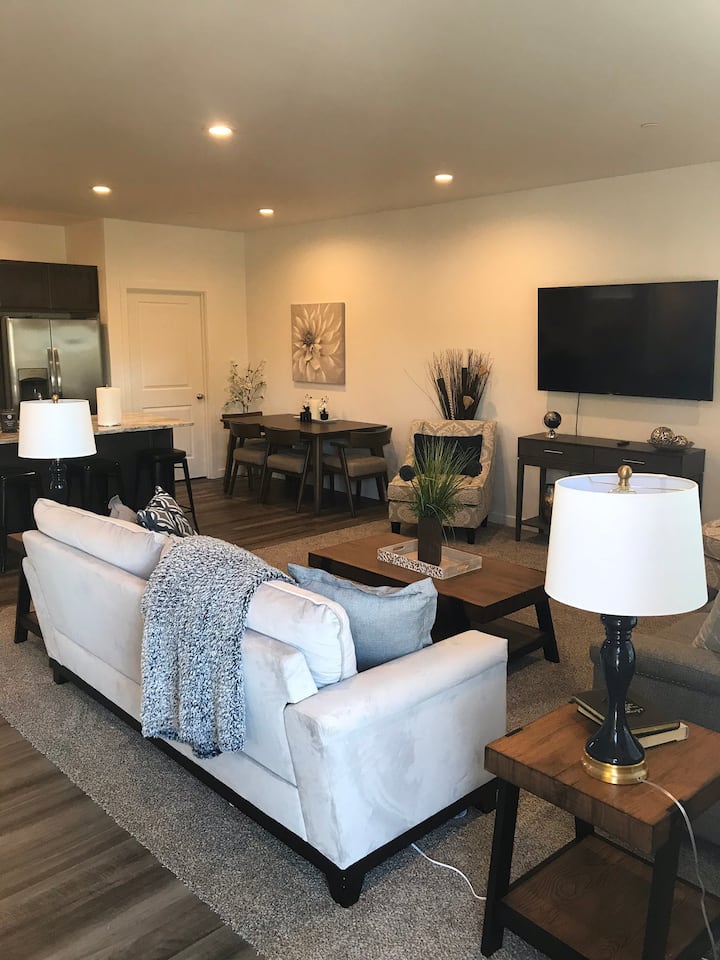 Modern | King Suite | Soaking Tub | 4 Beds | - Richland, WA