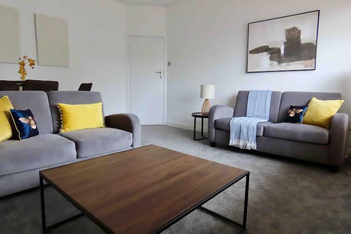 King Stay | Sleeps 8 | Airport Parking Add-on - Manchester