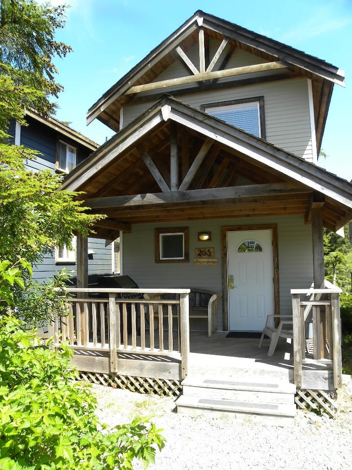 Playin' Hooky Waterfront Cabin - Ucluelet