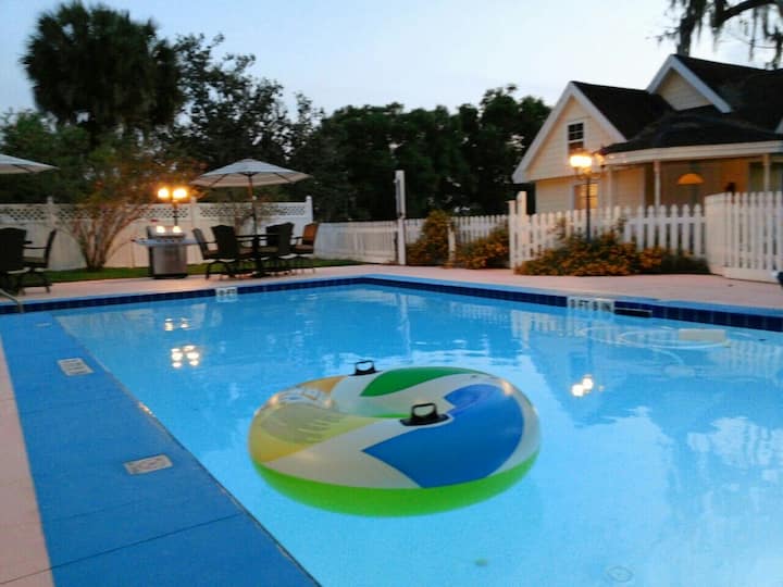 Pool View 4poster Bed.  Sitting Area. - The Villages, FL