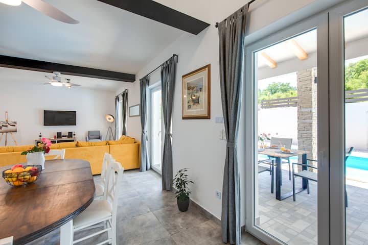 Villa Sandrina With A Heated Pool - Krk