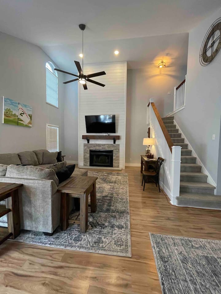 Newly Renovated 2 Bedroom With Bonus Loft Room. - Whispering Pines, NC