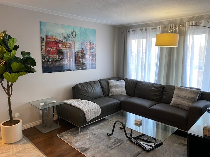 Modern 2 Bed Condo Near Argyle Mall + Free Parking - London