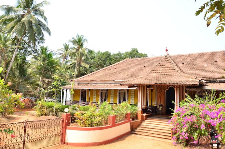 Heritage 5bhk Home With Large Space And Parking - Colva