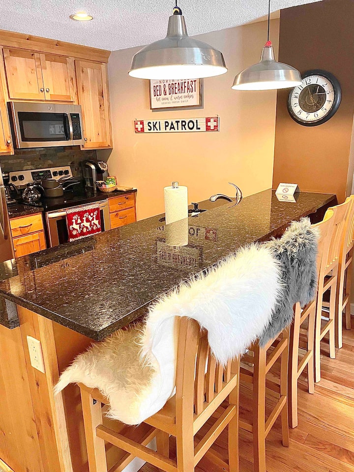 Okemo Ski In/out Ground Level 1 Br, 1 Ba 3beds - Ludlow, VT