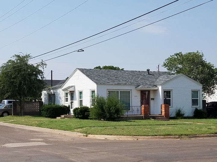 Spacious Vintage Home - 3 Beds, 2 Baths - Midland, TX