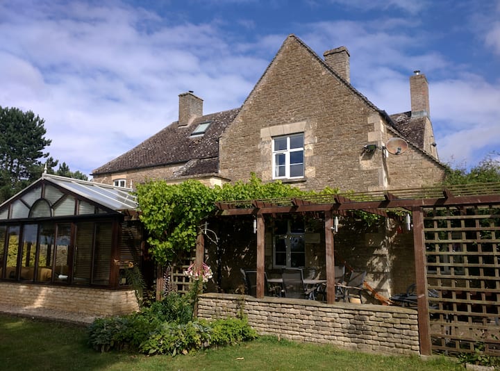 Beautiful Cotswold Farmhouse Set In 50 Acres - Witney