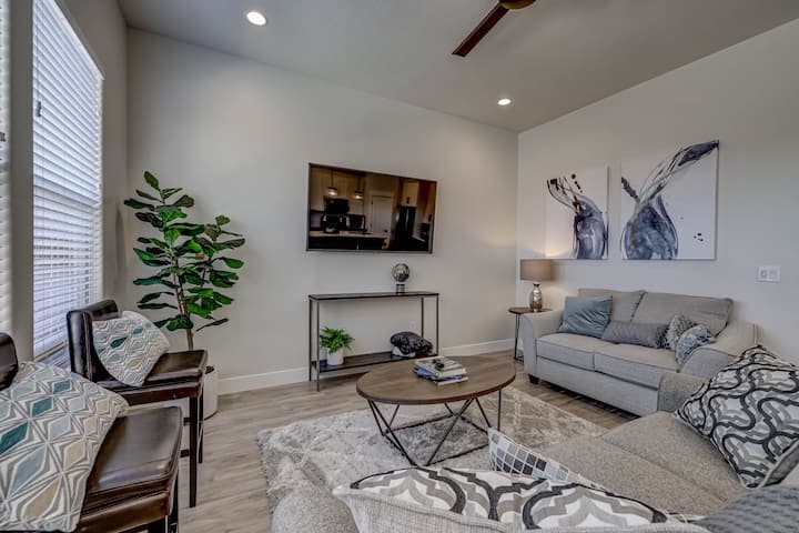 St George Oasis - New, Modern, Hot Tub, Fire Pit! - St. George, USA