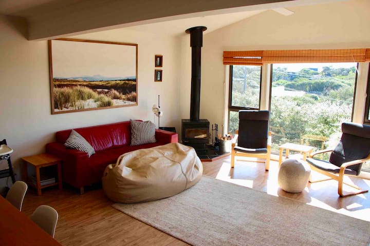 Sandy Retreat - Dual Level / Modern Beach House - Sandy Point