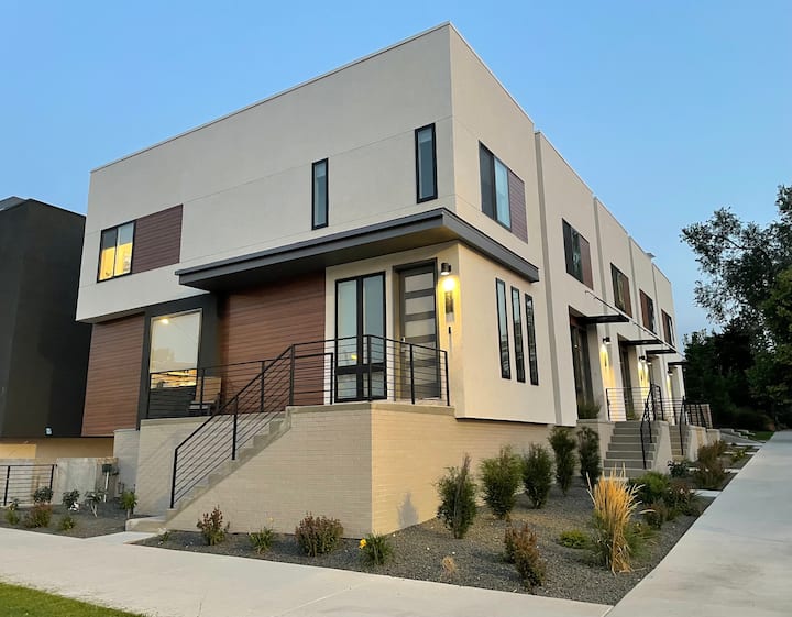 Modern Townhouse With Mountain Views - Denver, CO