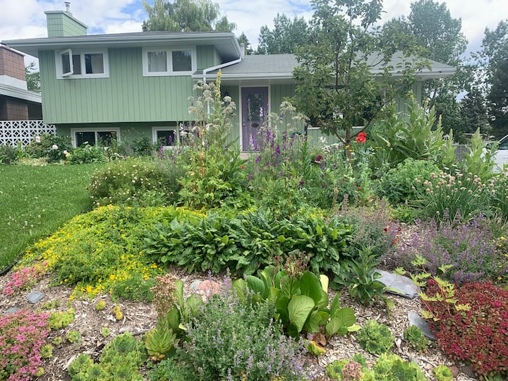 Family Home And Garden - Calgary