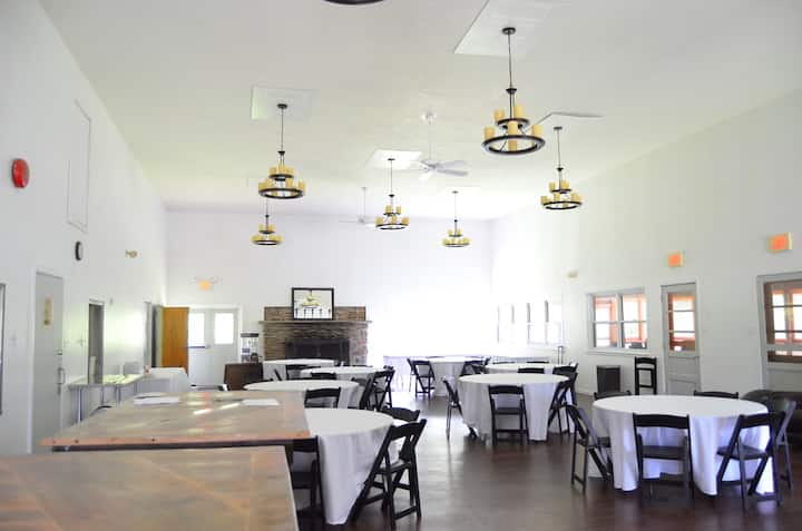 64 Bunks/8 Cabins + Huge Meeting Space/kitchen - Conowingo Reservoir, United States