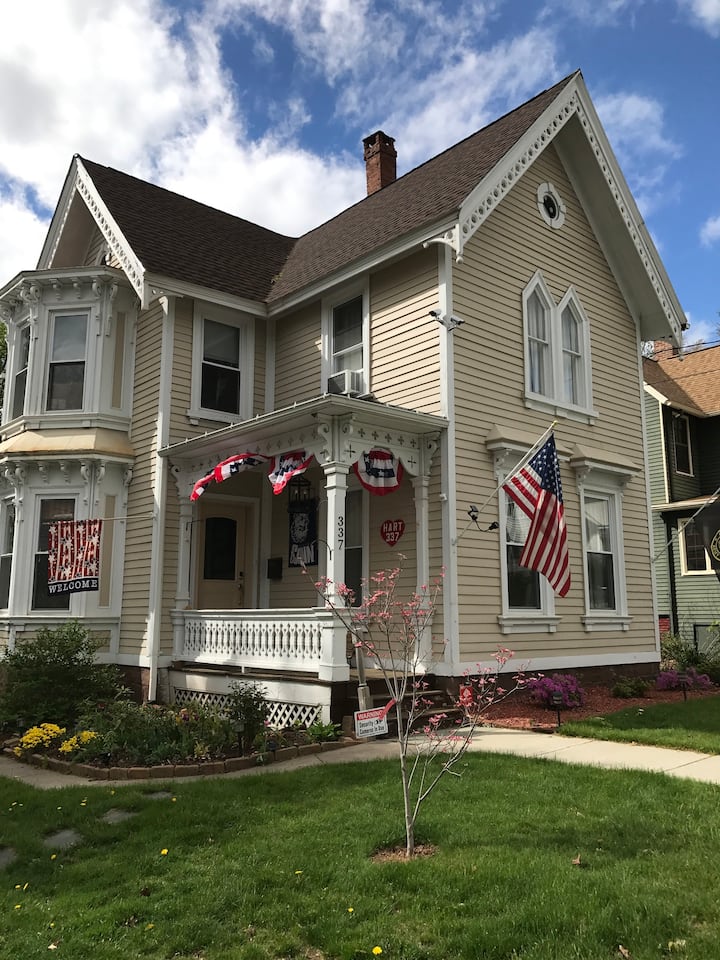 Quaint Victorian In Meriden - 康乃狄格