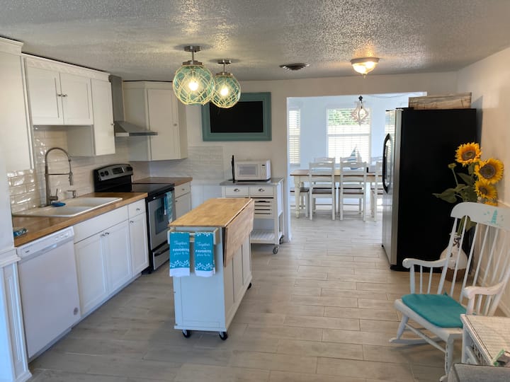 Sunshine Bungalow 2br 1ba - Englewood, FL