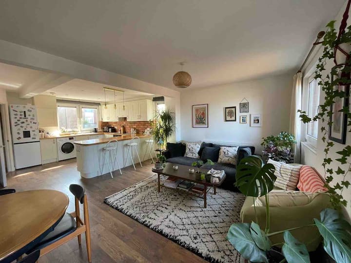 Modern Apartment 2 Bed/2 Bath Near Victoria Park - Greenwich