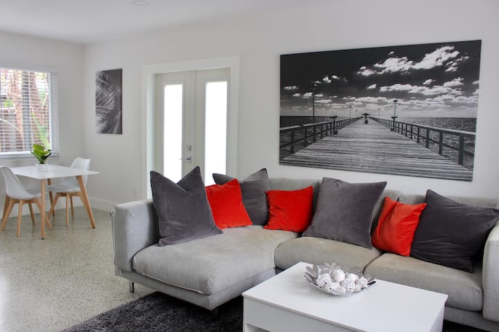 Sunny Minimalist Modern Private Home - Fort Lauderdale, FL