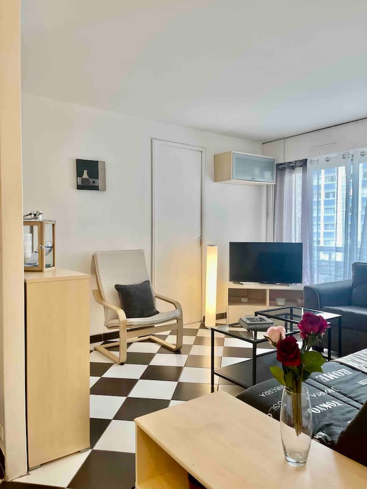 Studio Spacieux, Chaleureux Et Lumineux  à Clichy - Clichy