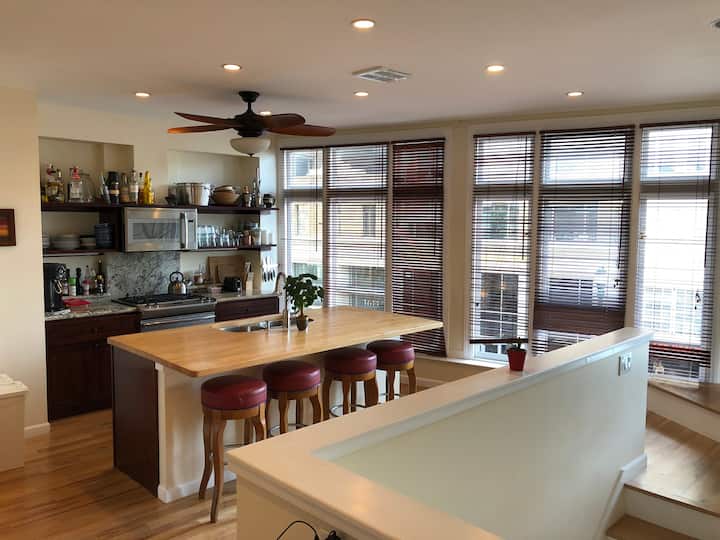 Uptown Loft With Private Rooftop Patio And Hot Tub - Alameda, CA