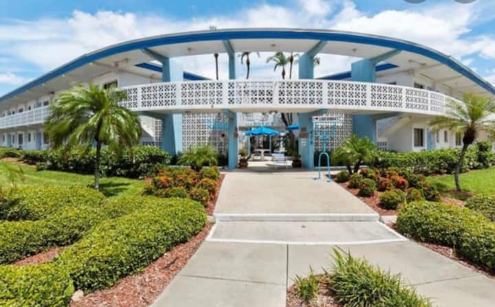 Lido Key Condo, Steps Away From Gulf With Pool - Sarasota, FL