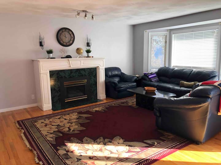 Queen Bedroom With Shared Bath And Amazing Views - Kelowna