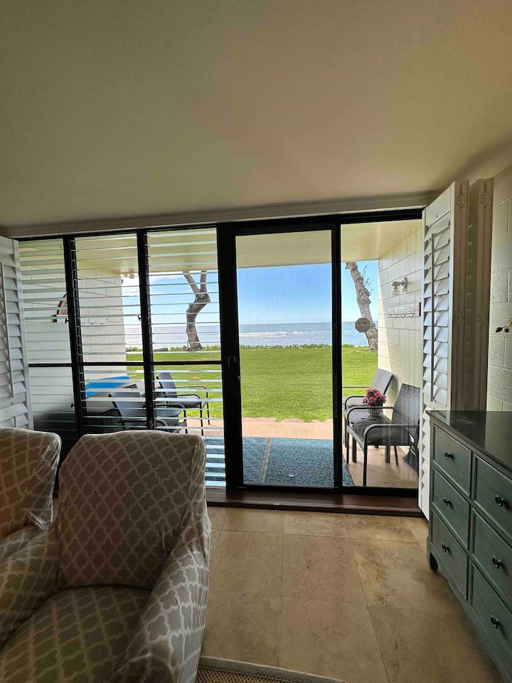 Direct Sandy Beachfront 1 Bdrm 2 Ba W/free Parking - Haleiwa, HI