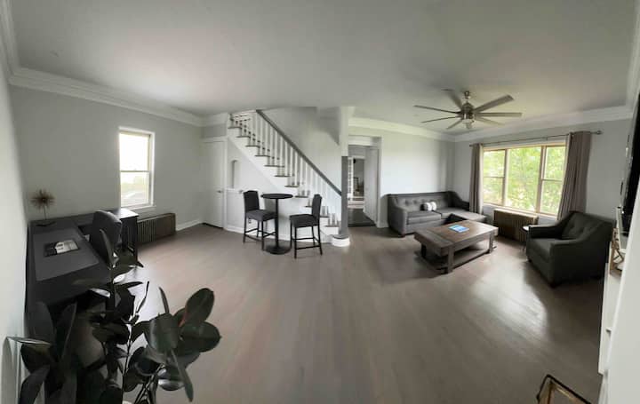 5 Star Huge Downtown Elmhurst Minutes Away - Chicago, IL