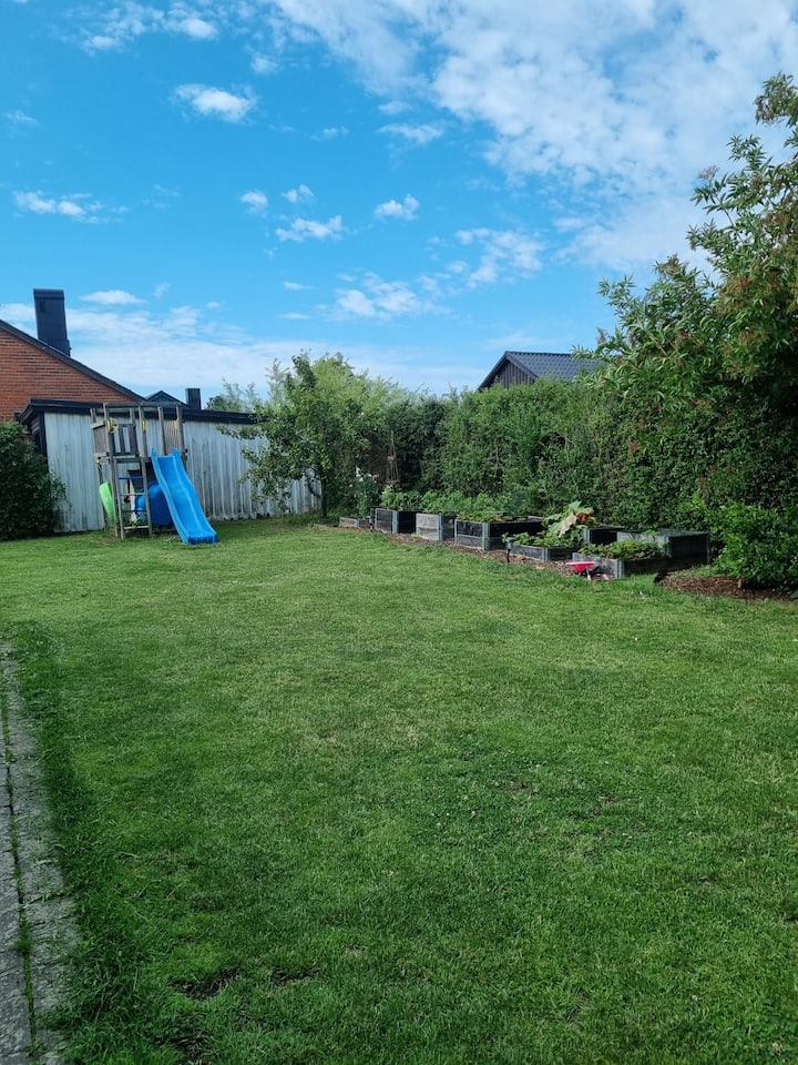 Strandnära Hus För Barnfamiljen - 