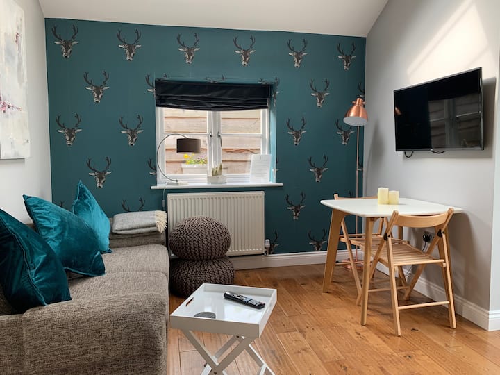 Modern And Stylish Cottage With Courtyard Garden - Devizes