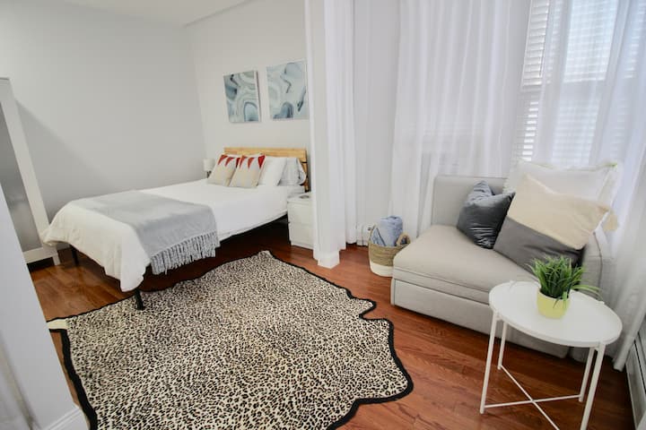 Charming Studio With Laundry - Manhattan, NY